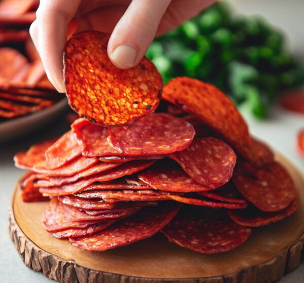 These Crispy Keto Pepperoni Chips Are So Addictive, You’ll Never Miss ...